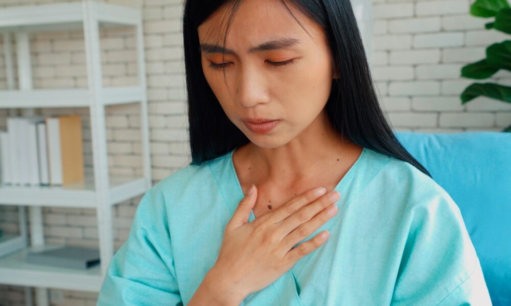 Gêne dans la gorge : causes et solutions naturelles